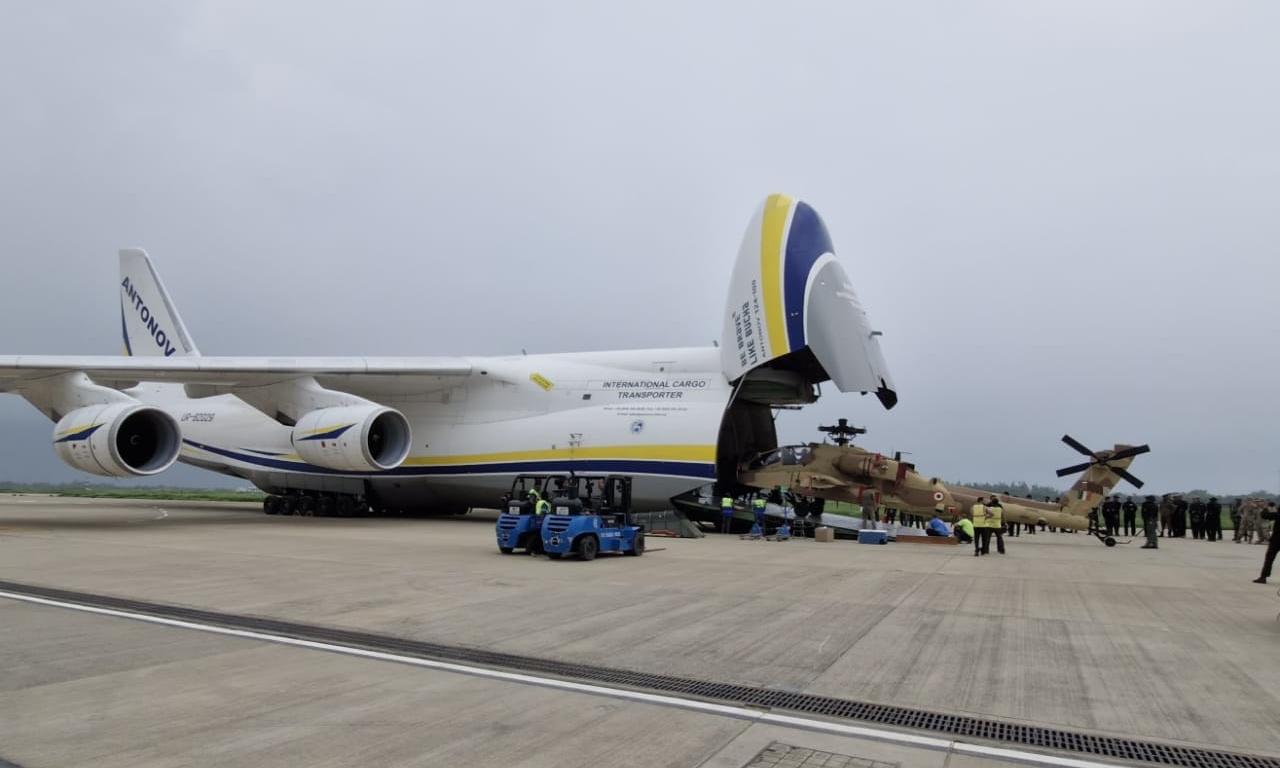 Antonov airlift delivers 3 Apache helicopters to Indian Army